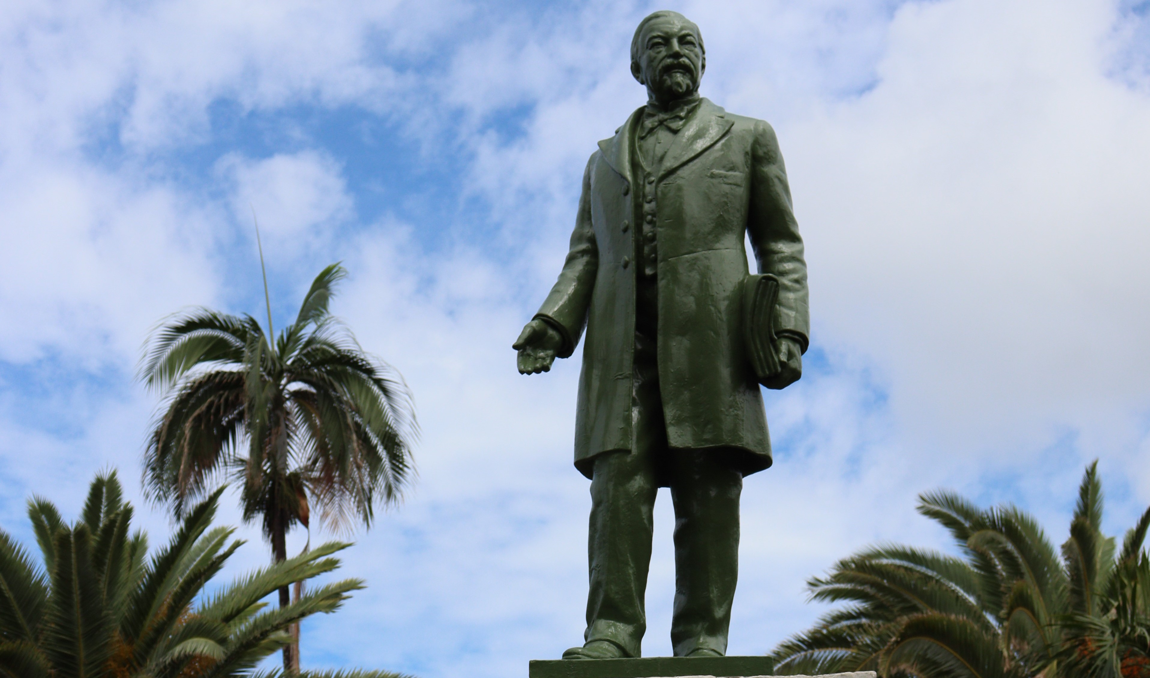 Jardin de l'Hôtel de Ville - Statue François de Mahy | Mairie de Saint ...